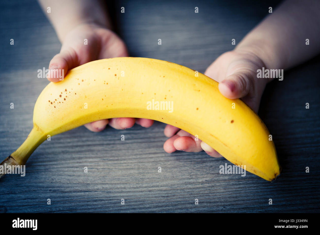 Junge bananen finger -Fotos und -Bildmaterial in hoher Auflösung – Alamy