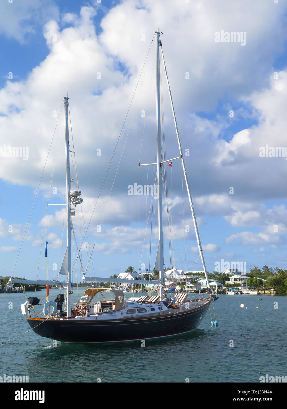 Segelboot vor anker in der bucht -Fotos und -Bildmaterial in hoher ...
