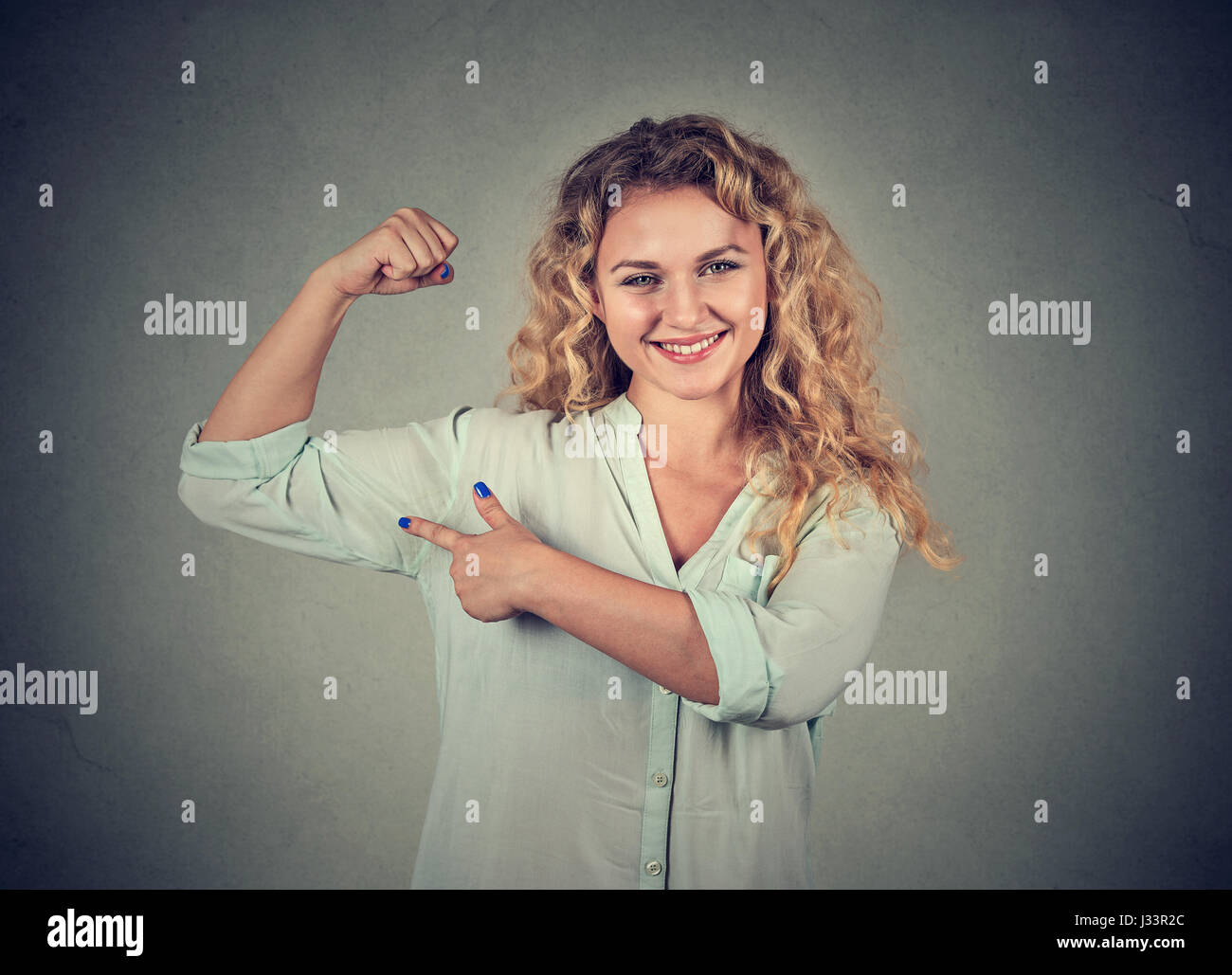 Starke frau muskeln flexen flex -Fotos und -Bildmaterial in hoher ...