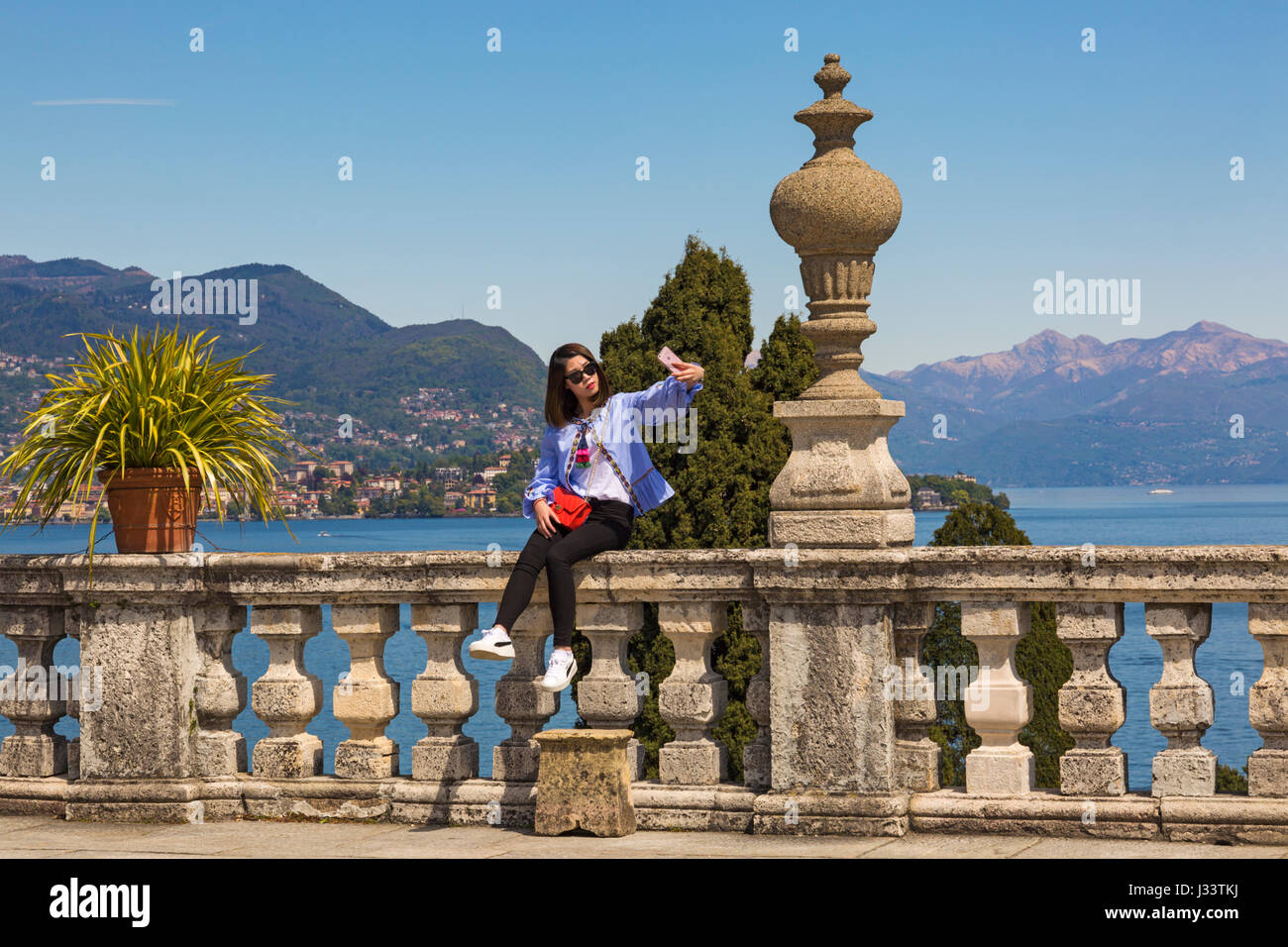 Tourist, wobei ein Selfie bei Isola Bella Gärten von Isola Bella, Lago ...