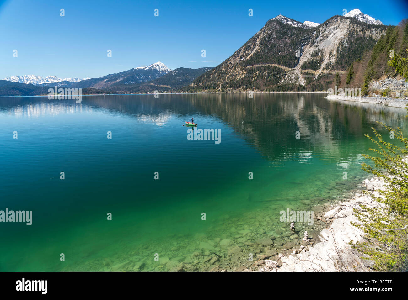 Angler in seit Ruderboot Auf Dem Walchensee, Kochel bin sehen, Bayern, Deutschland | Bin Angler ...