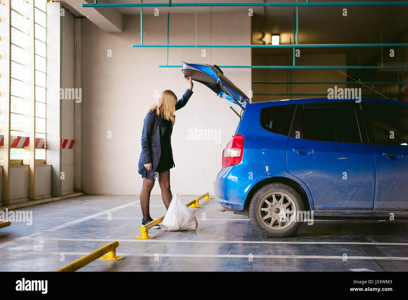 Attraktive blondine im kofferraum -Fotos und -Bildmaterial in hoher ...