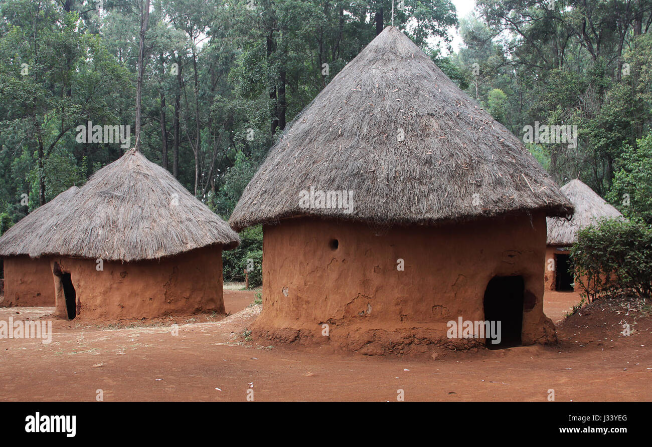 Lehmhütten in traditionellen kenianischen Dorf Stockfotografie - Alamy