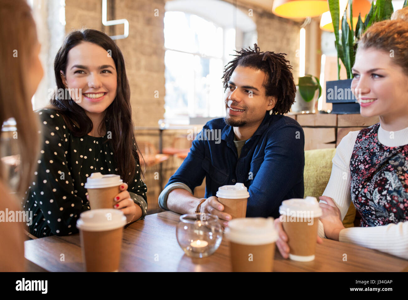 Freunde kaffee -Fotos und -Bildmaterial in hoher Auflösung – Alamy