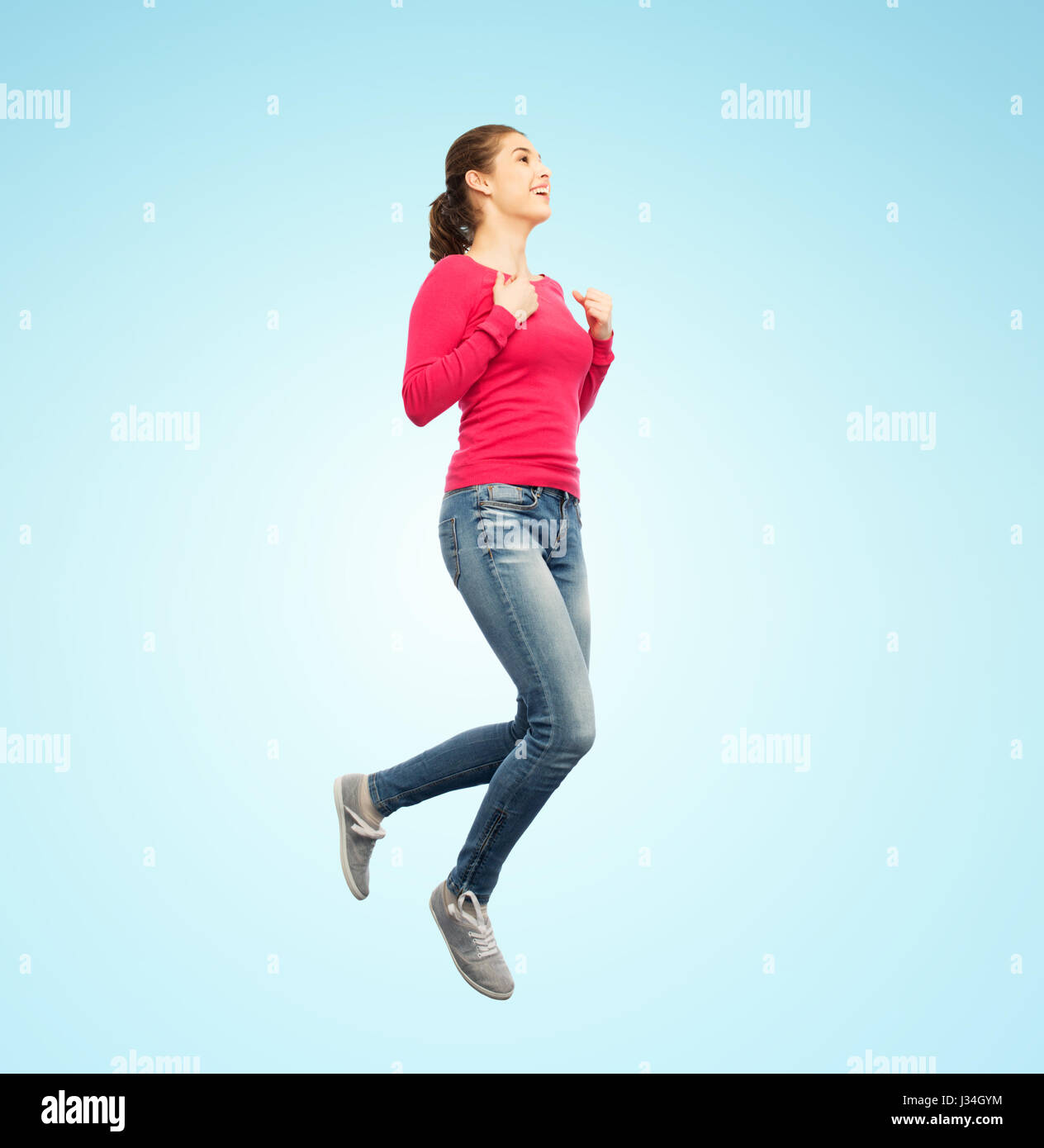 Junge frau springt in die luft -Fotos und -Bildmaterial in hoher ...