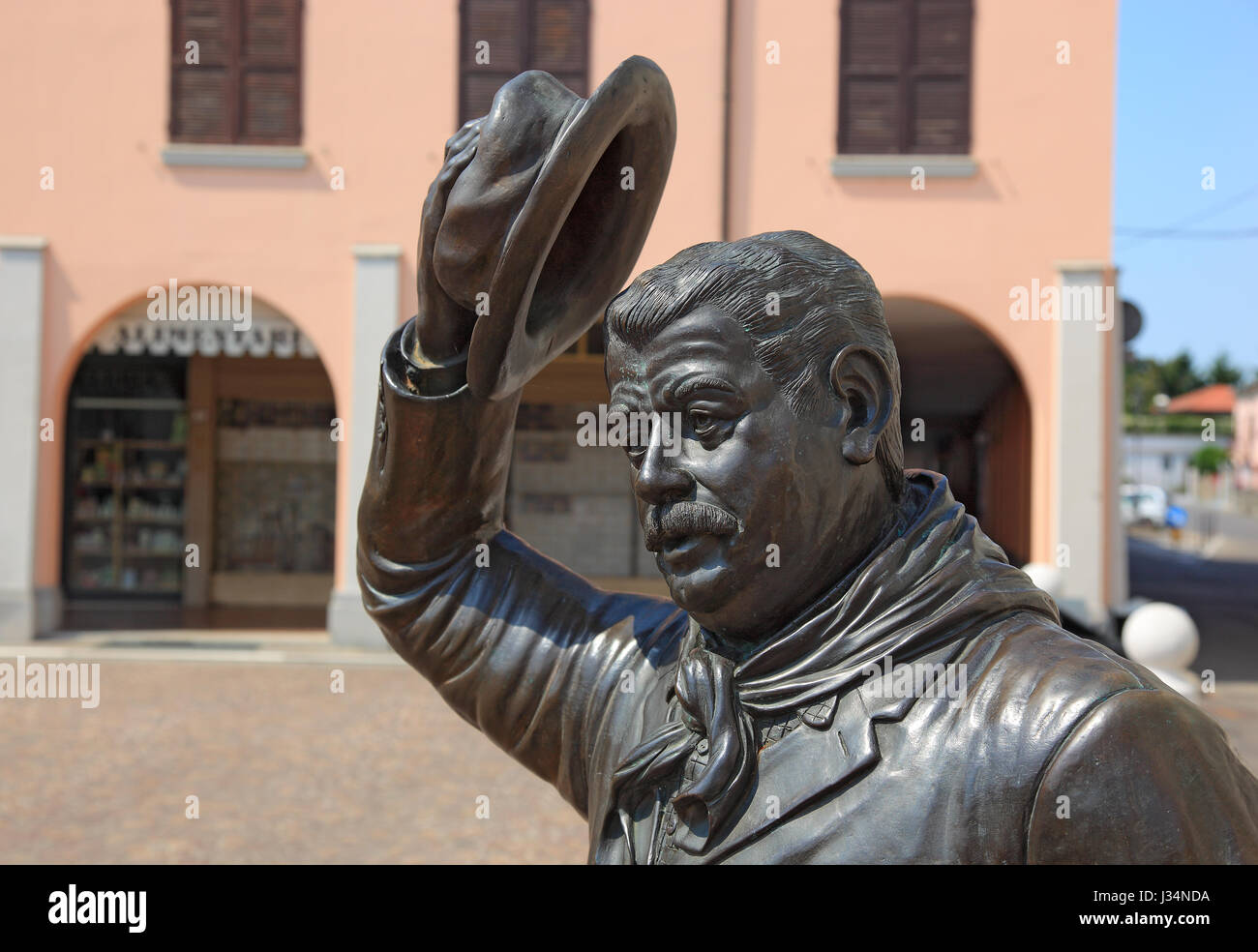 Brescello reggio emilia italy statue -Fotos und -Bildmaterial in hoher ...