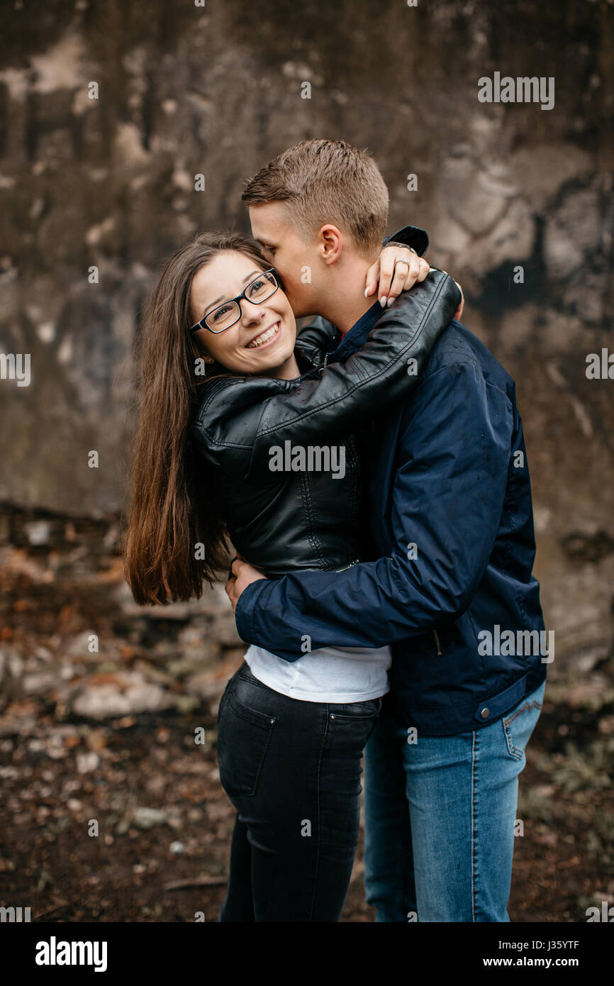 Romantic couple kissing in rain -Fotos und -Bildmaterial in hoher ...