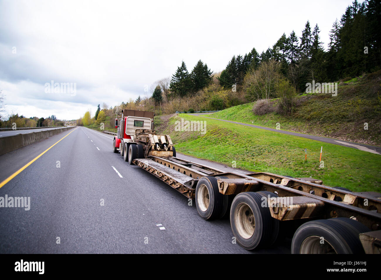 Große klassische kraftvoller Big Rig Semi Truck mit Anhänger, für den ...