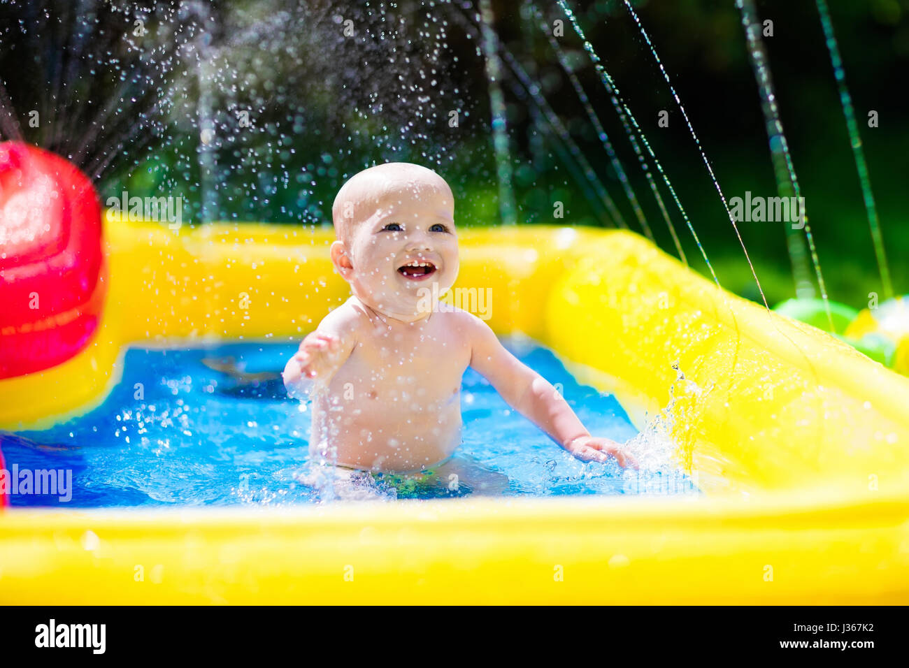 Kinder spielen im aufblasbaren Babybecken. Kinder schwimmen und ...