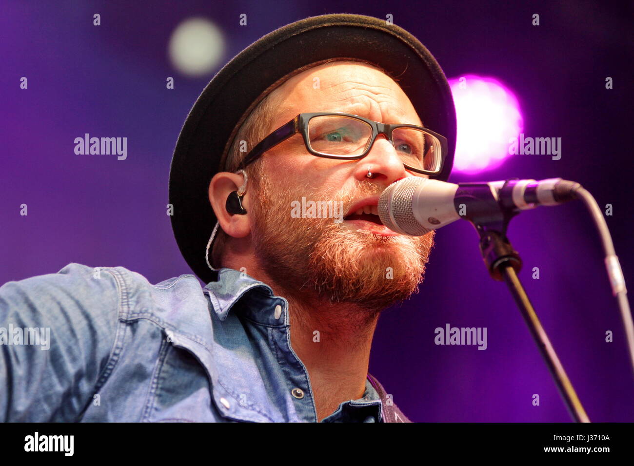 Sänger mit hut deutschland -Fotos und -Bildmaterial in hoher Auflösung ...