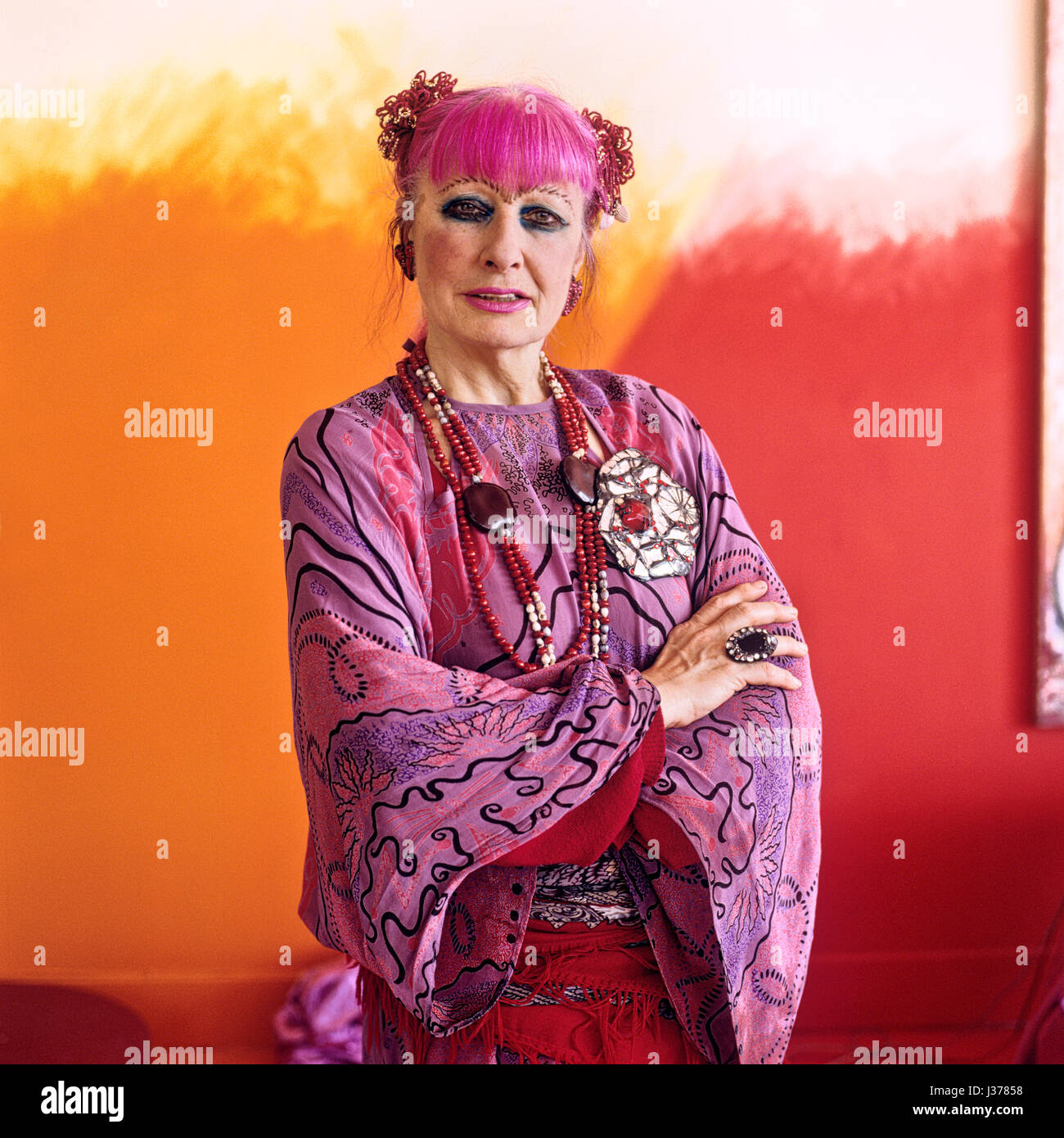 Garish clothing -Fotos und -Bildmaterial in hoher Auflösung – Alamy