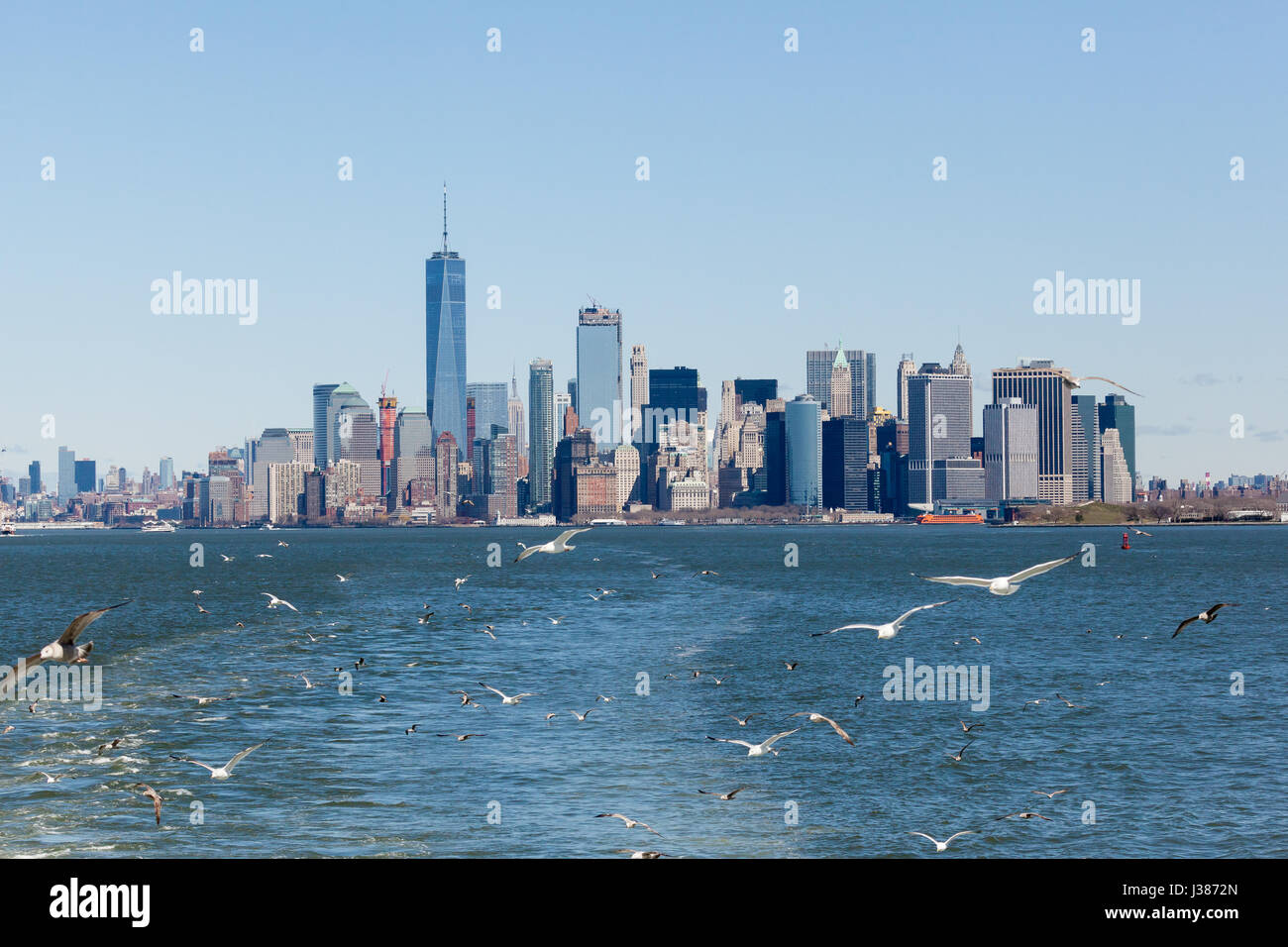 Die untere Manhattan Skyline mit Freedom Tower, sieht man vom Hudson ...