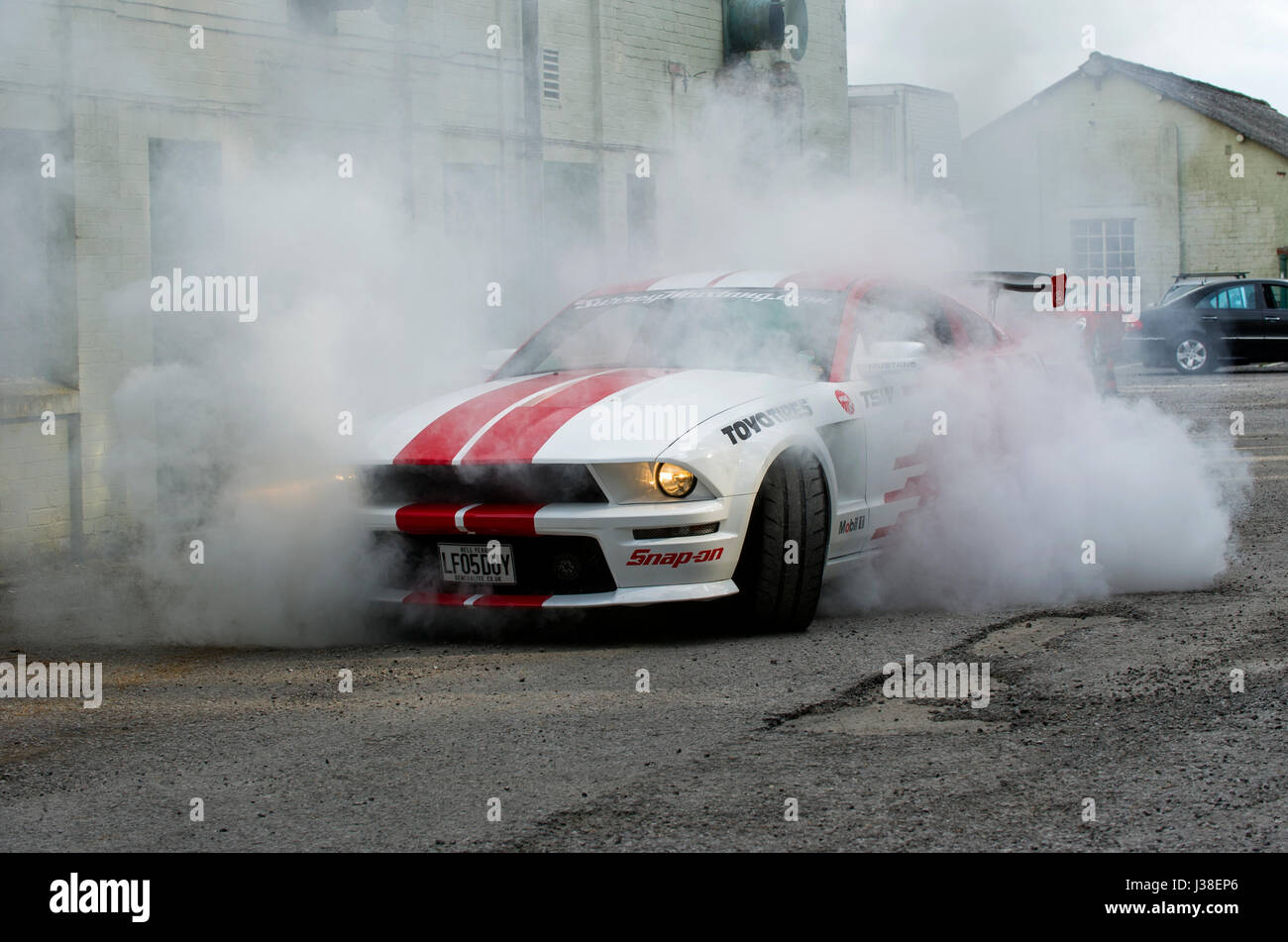 Burnout von mustangs -Fotos und -Bildmaterial in hoher Auflösung – Alamy
