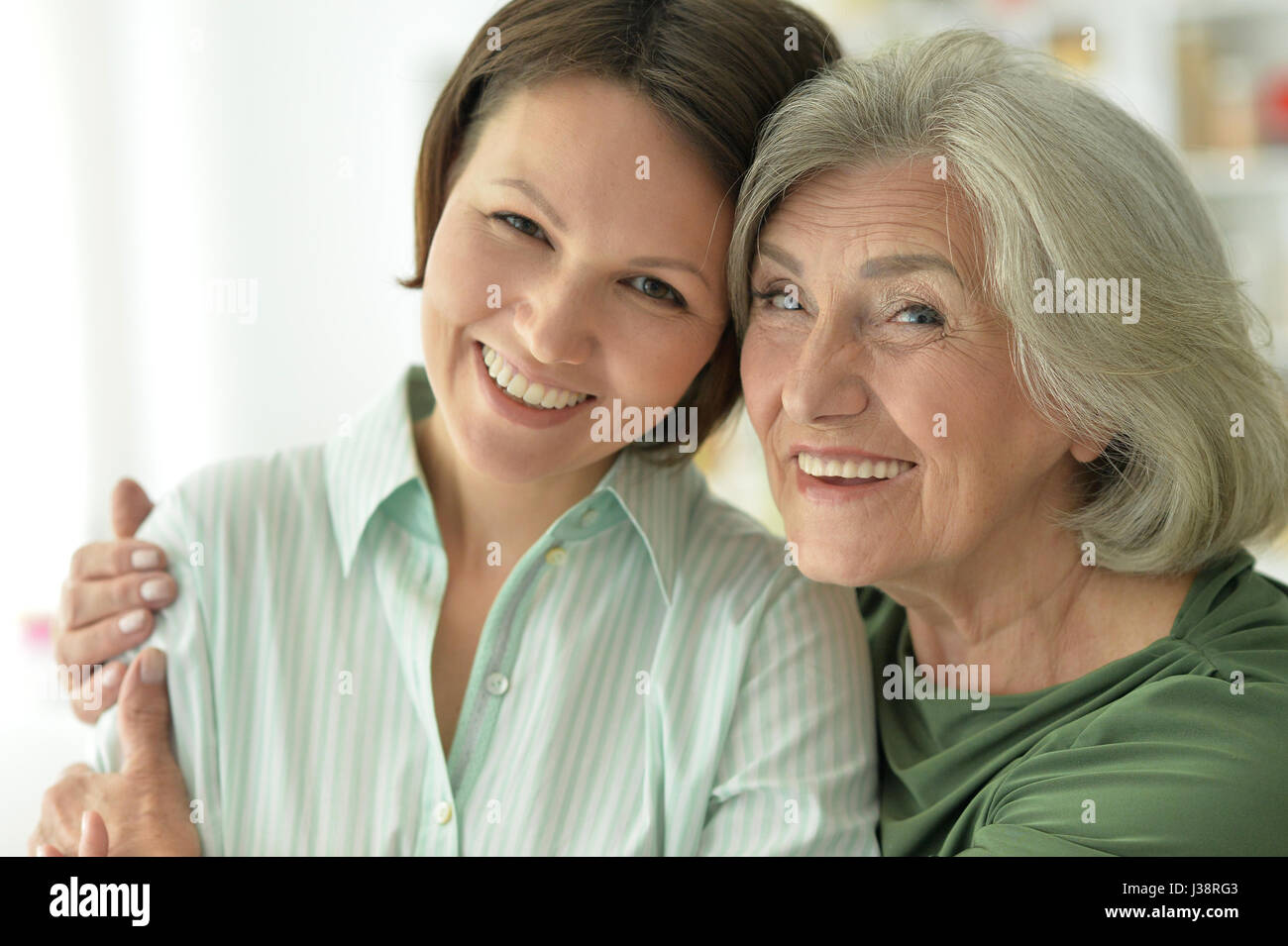Schöne alte Mutter mit eine erwachsene Tochter Stockfotografie - Alamy