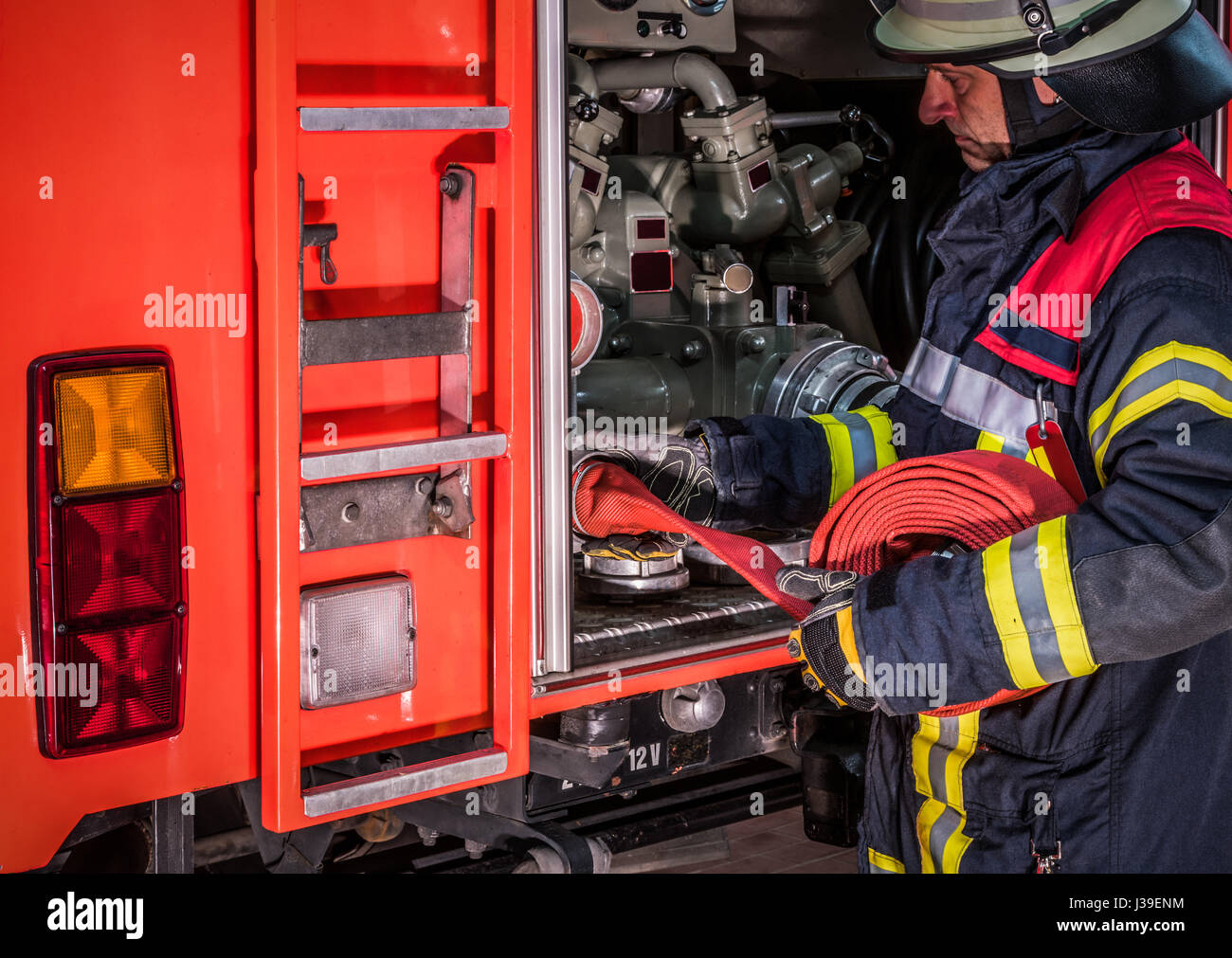 Alarmierte feuerwehr -Fotos und -Bildmaterial in hoher Auflösung – Alamy