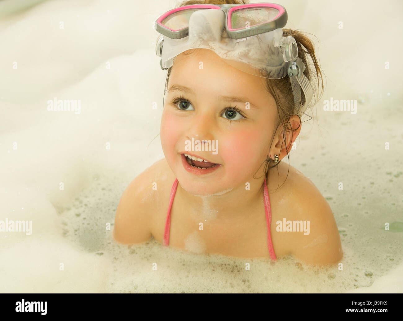 Süße mädchen badeanzug -Fotos und -Bildmaterial in hoher Auflösung – Alamy