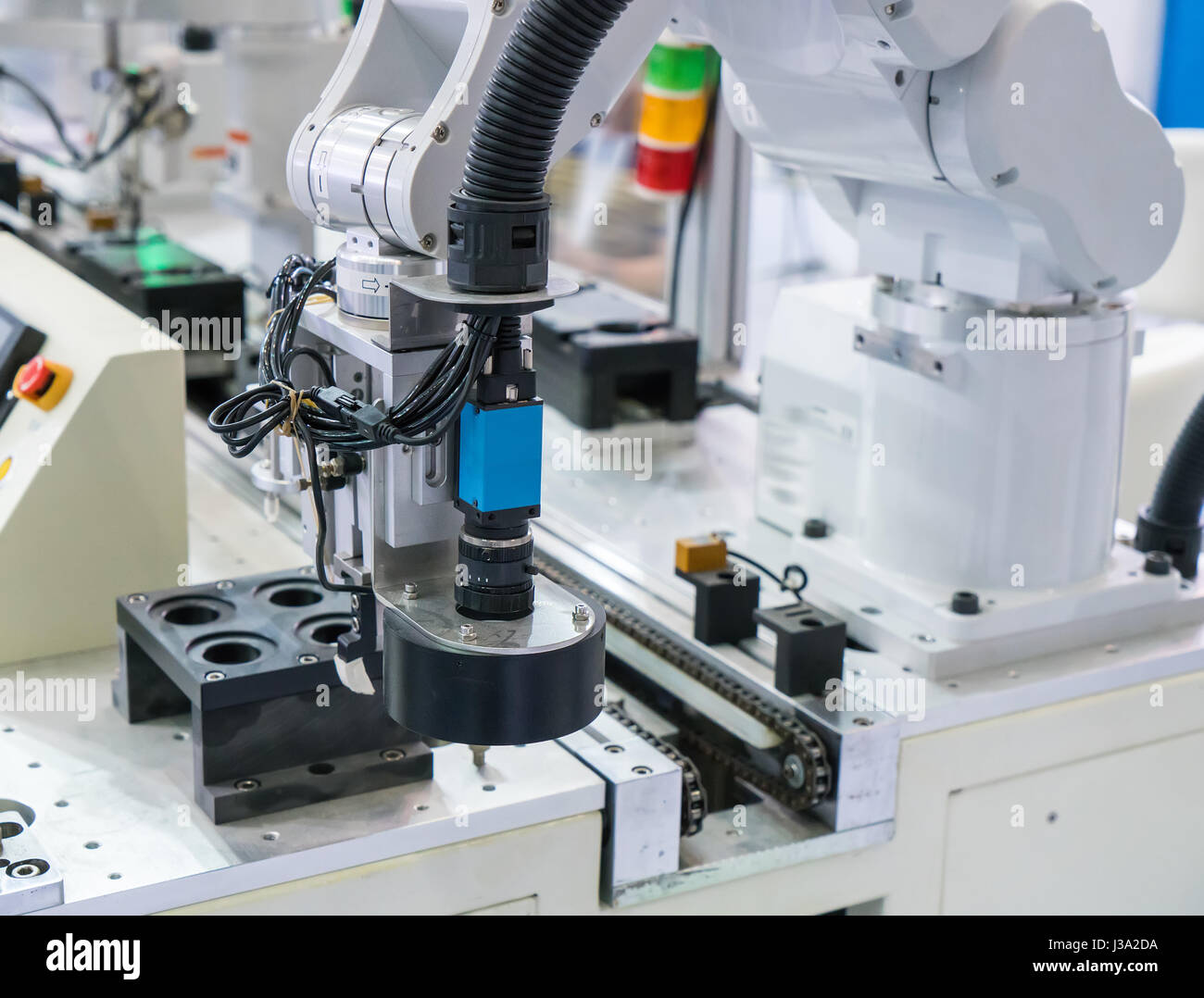 Roboterarm mit visuellen Mess-System, Smart Factory Industrie 4.0 ...