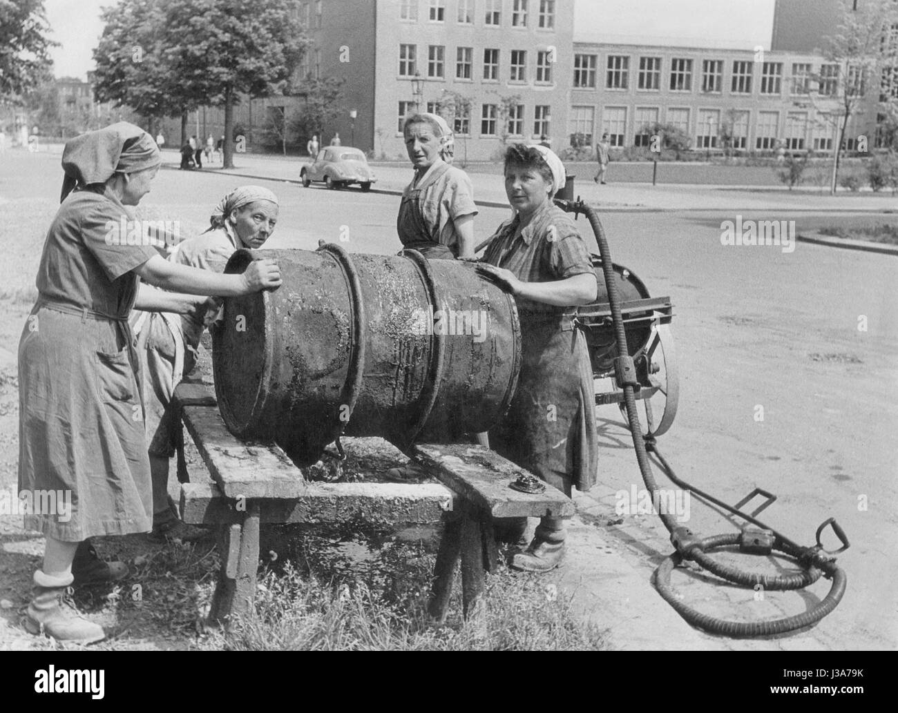 Frauen Workign im Straßenbau in der DDR, 1959 Stockfotografie - Alamy