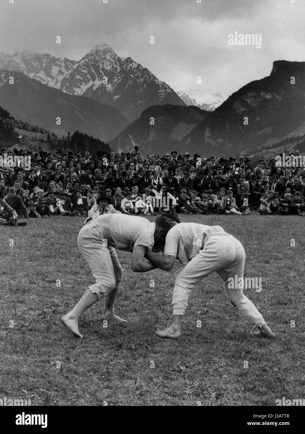 Zuschauer beim ringkampf -Fotos und -Bildmaterial in hoher Auflösung ...