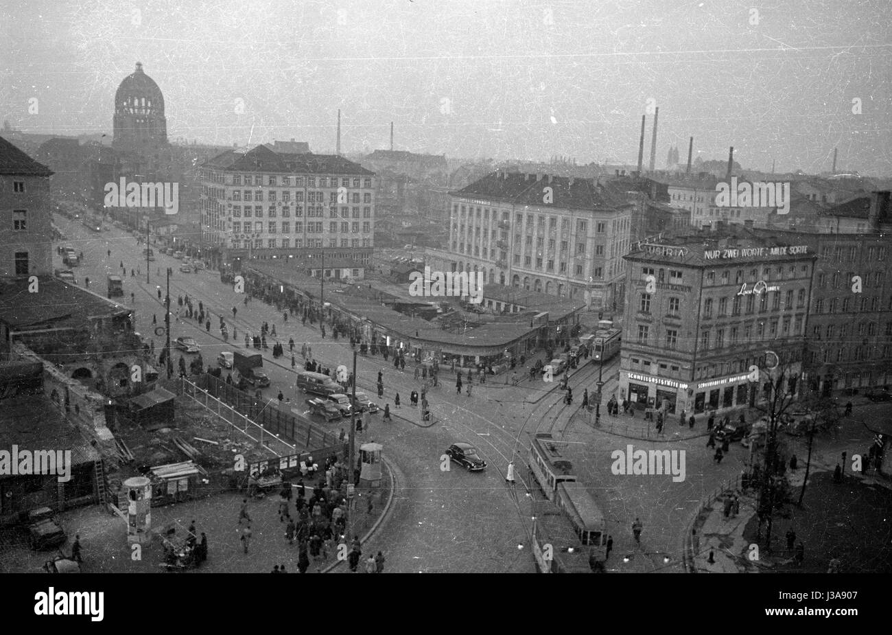 Der Kreuzung auf der Nordseite des Hauptbahnhofs in München (Muenchen ... Der Kreuzung auf der Nordseite des Hauptbahnhofs in München (Muenchen ...