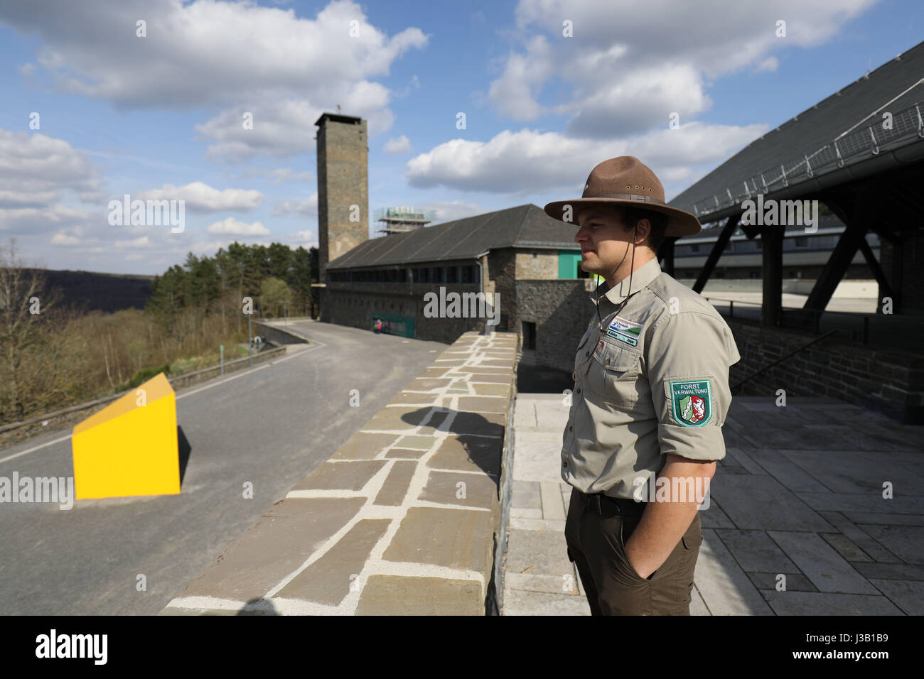 Gmünd, Deutschland. 11. April 2017. Ranger Aaron Gellern auf Burg ...