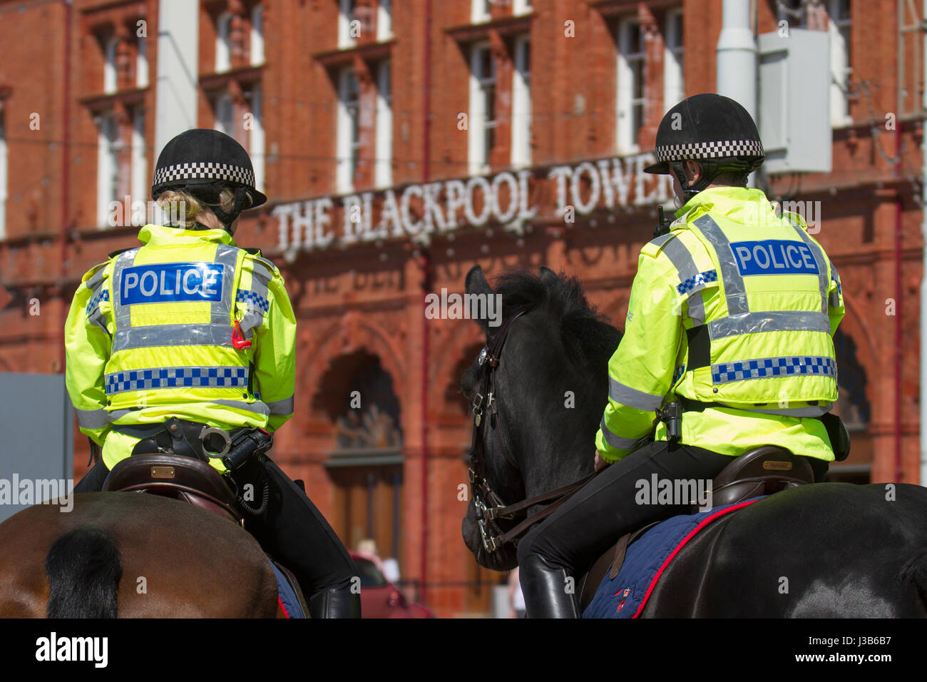 Horse Mounted Woman Police Officers Stockfotos und -bilder Kaufen - Alamy