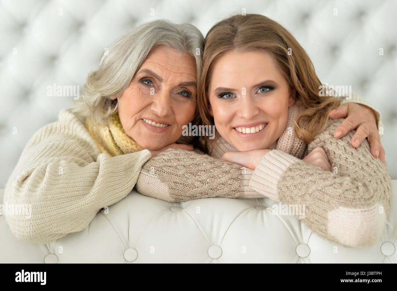 Schöne alte Mutter mit eine erwachsene Tochter Stockfotografie - Alamy
