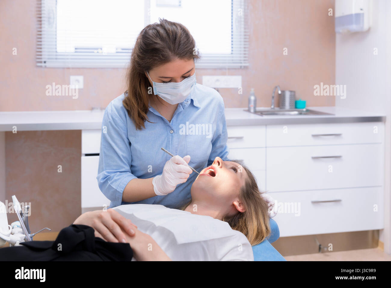 Zahnarzt uniform -Fotos und -Bildmaterial in hoher Auflösung – Alamy