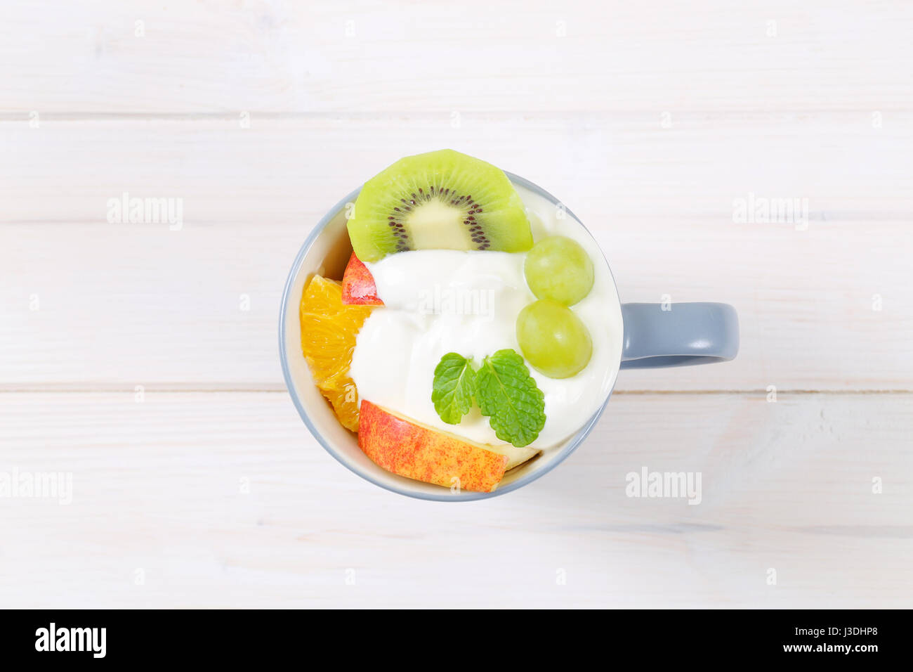 Obstbecher salat -Fotos und -Bildmaterial in hoher Auflösung – Alamy