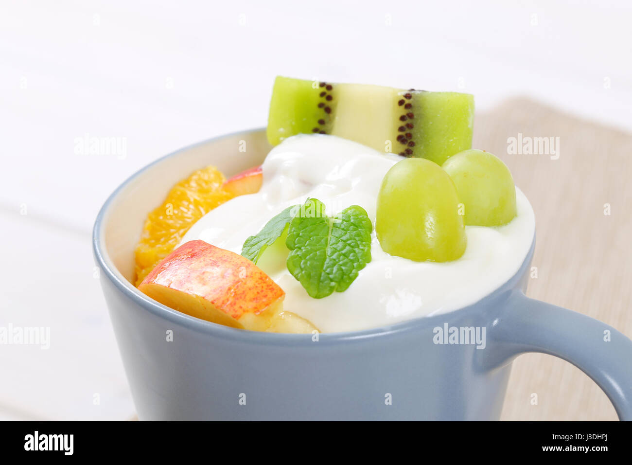 Obstbecher salat -Fotos und -Bildmaterial in hoher Auflösung – Alamy