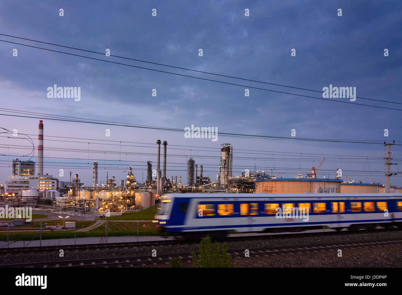OMV-Raffinerie, S-Bahn-Zug der ÖBB, Schwechat, Donau, Niederösterreich ...