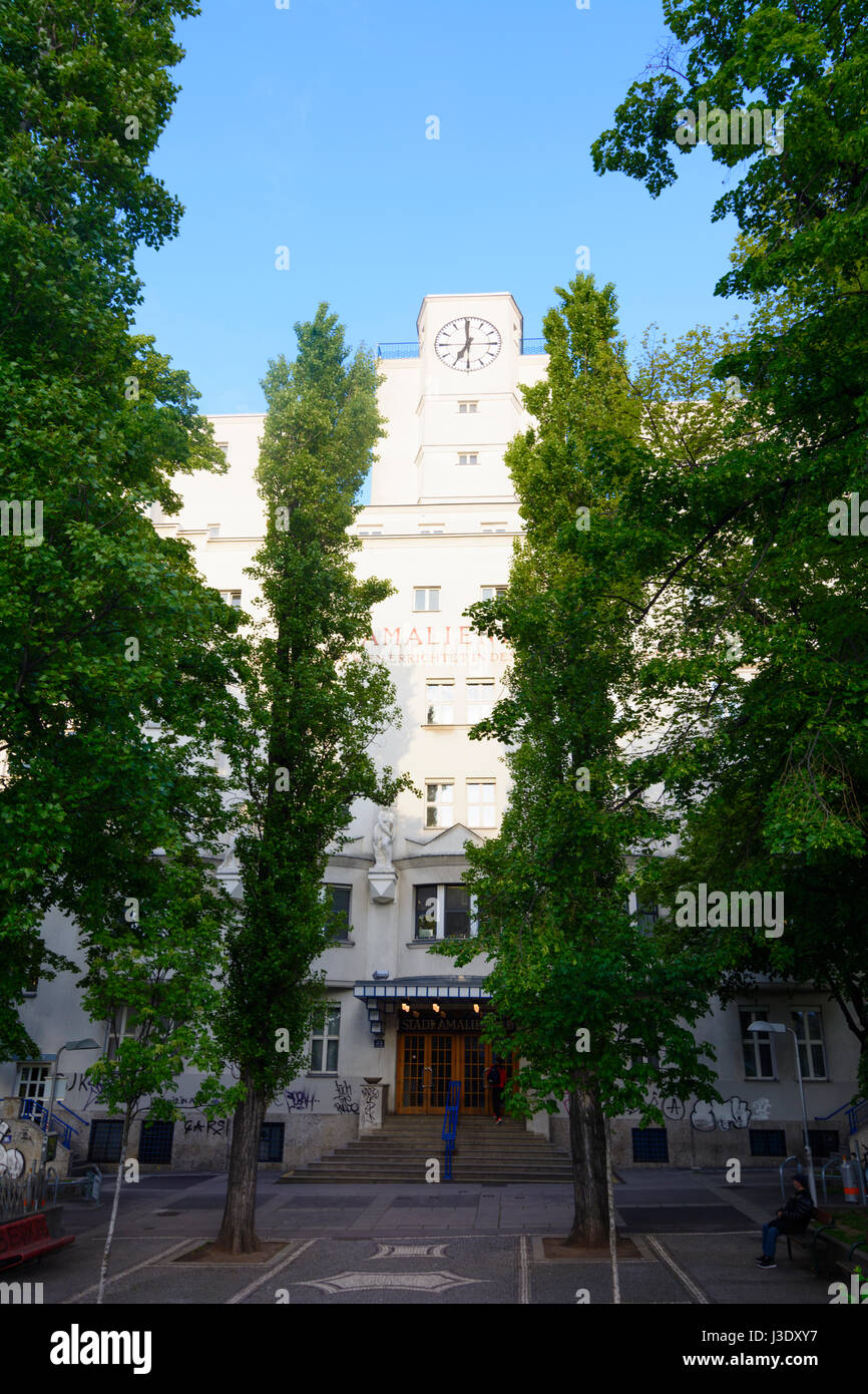 Reumannplatz, Hallenbad Amalienbad, Wien, Wien, 10. Platz. Favoriten ...