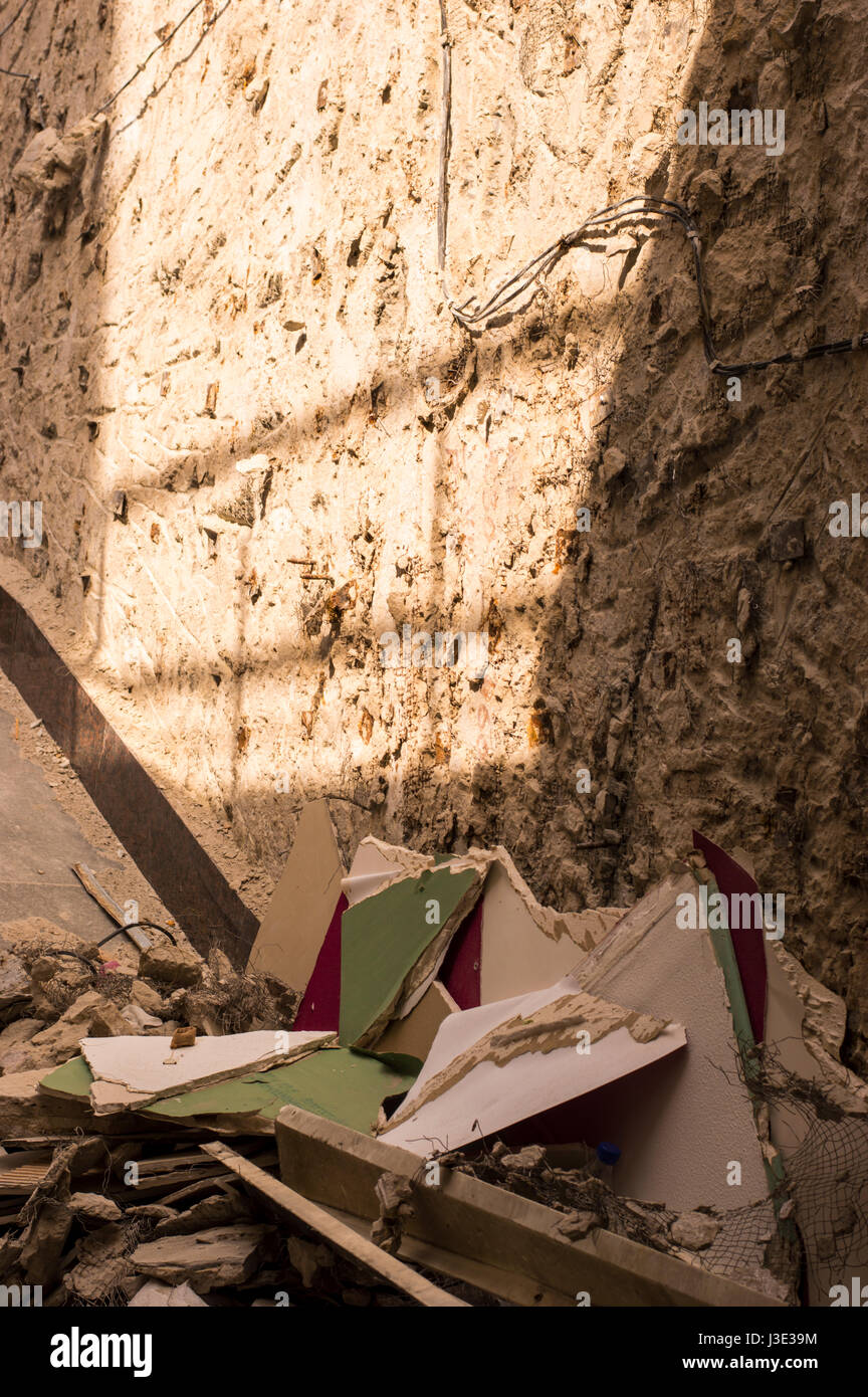 Im freien entsorgen -Fotos und -Bildmaterial in hoher Auflösung – Alamy