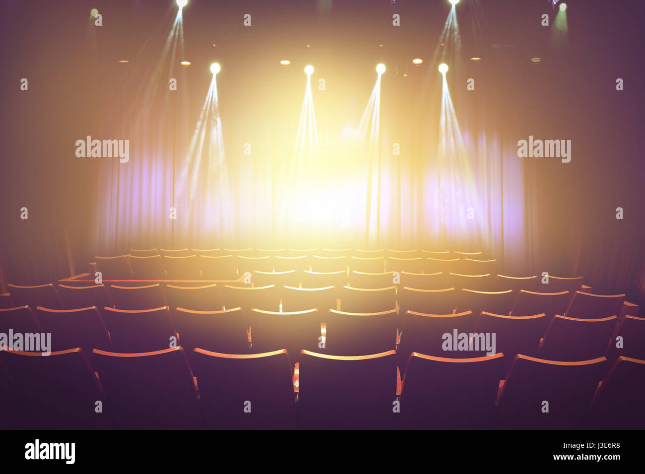 Theater stage lighting -Fotos und -Bildmaterial in hoher Auflösung – Alamy