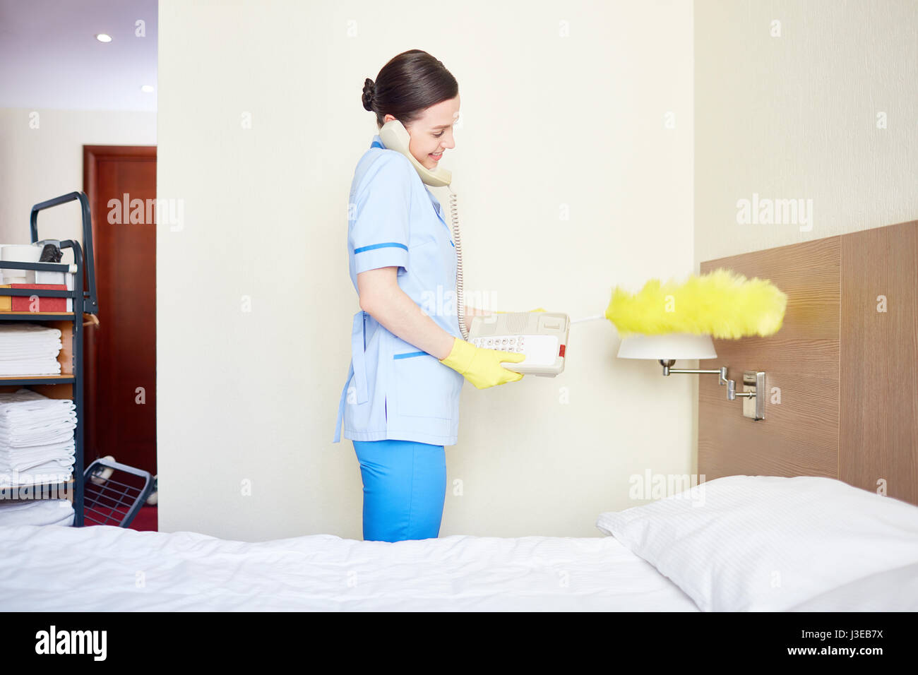 Staubwischen im Hotelzimmer Stockfotografie - Alamy