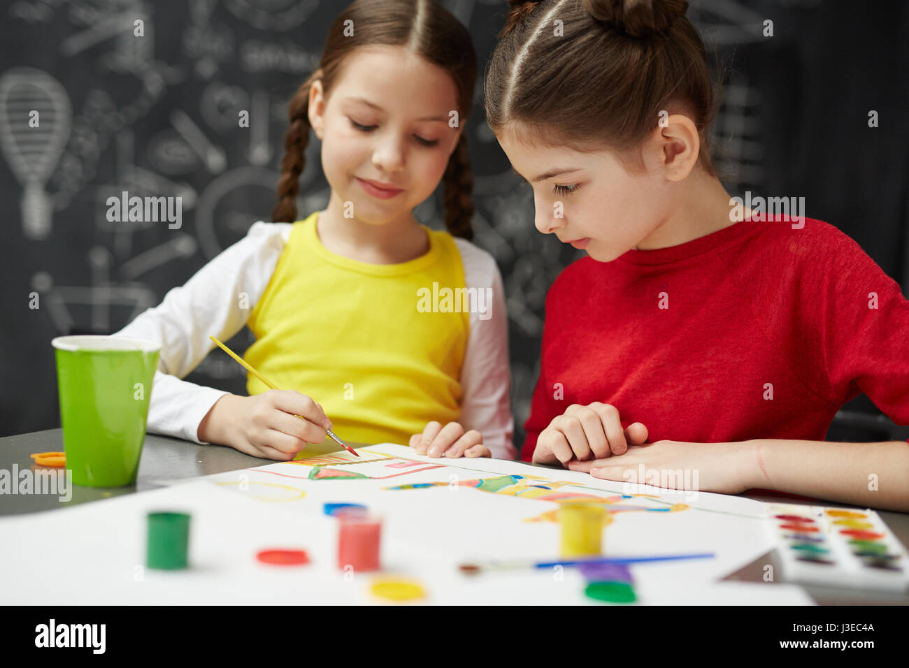 Kinder teamwork -Fotos und -Bildmaterial in hoher Auflösung – Alamy