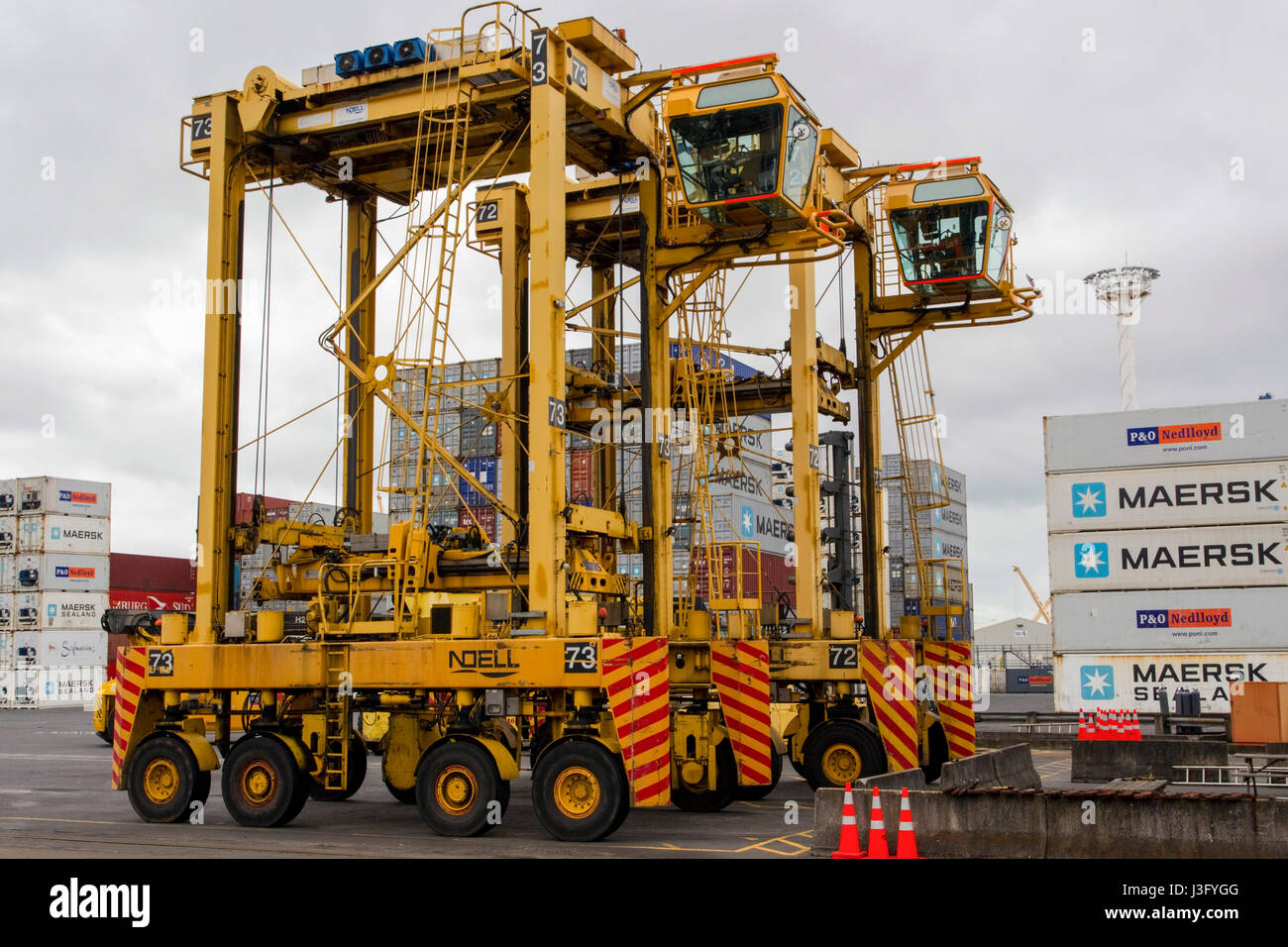 Trucks port containers -Fotos und -Bildmaterial in hoher Auflösung – Alamy