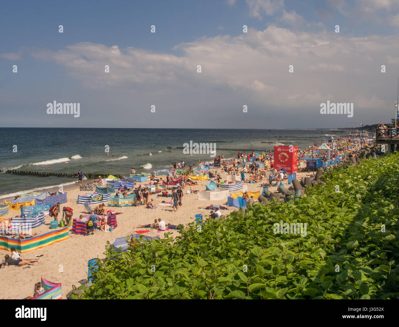 Mielno, Polen - 30. Juli 2016: Überfüllten Strand an der polnischen ...