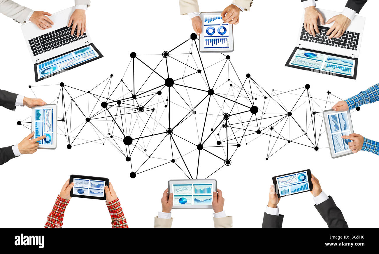 Gruppe von Personen mit Geräten in Händen arbeiten zusammen als Symbol ...