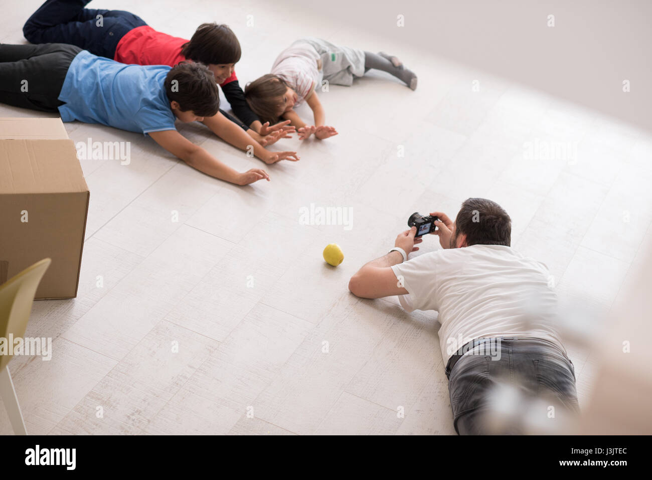 Fotoshooting mit Kinder-Models im Studio als neues modernes Haus ...