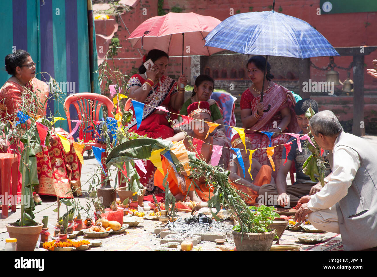 Religiöses Ritual im Kumbeshwar Mahadev Mandir, Patan oder Lalitpur ...