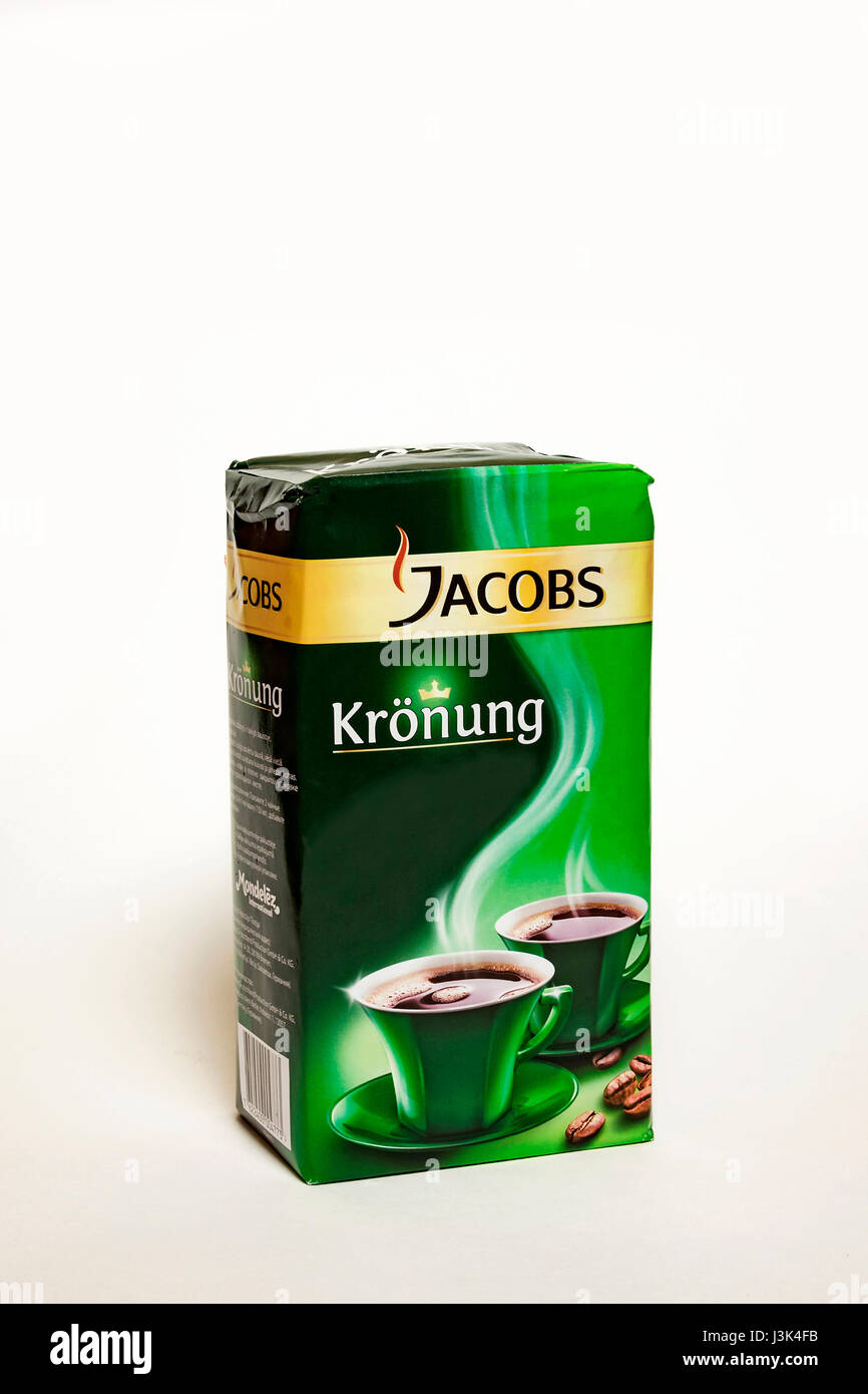 Packung Jacobs Kaffee auf weißem Hintergrund Stockfotografie - Alamy