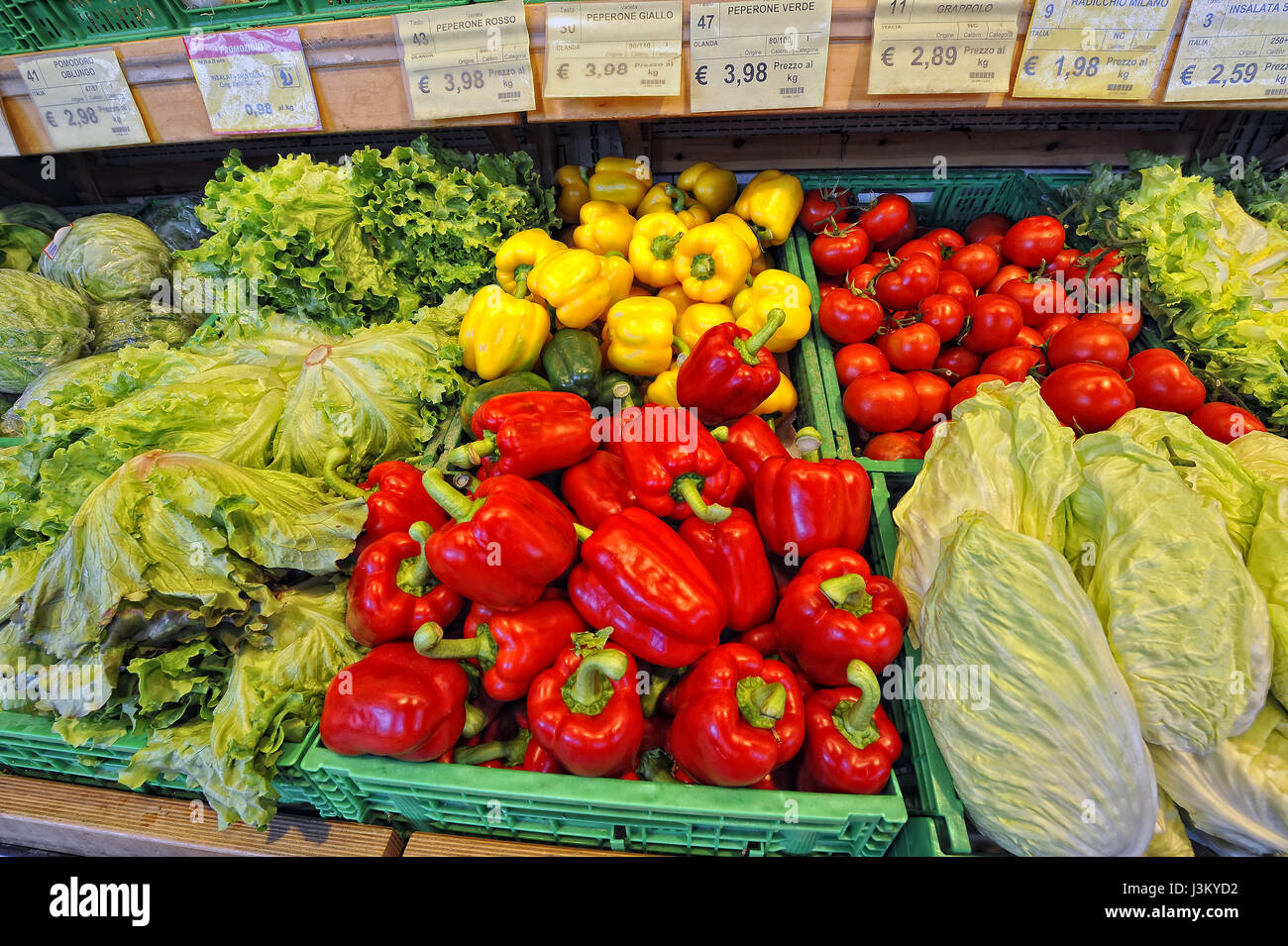 Obst und Gemüse Regal im Supermarkt Stockfotografie - Alamy