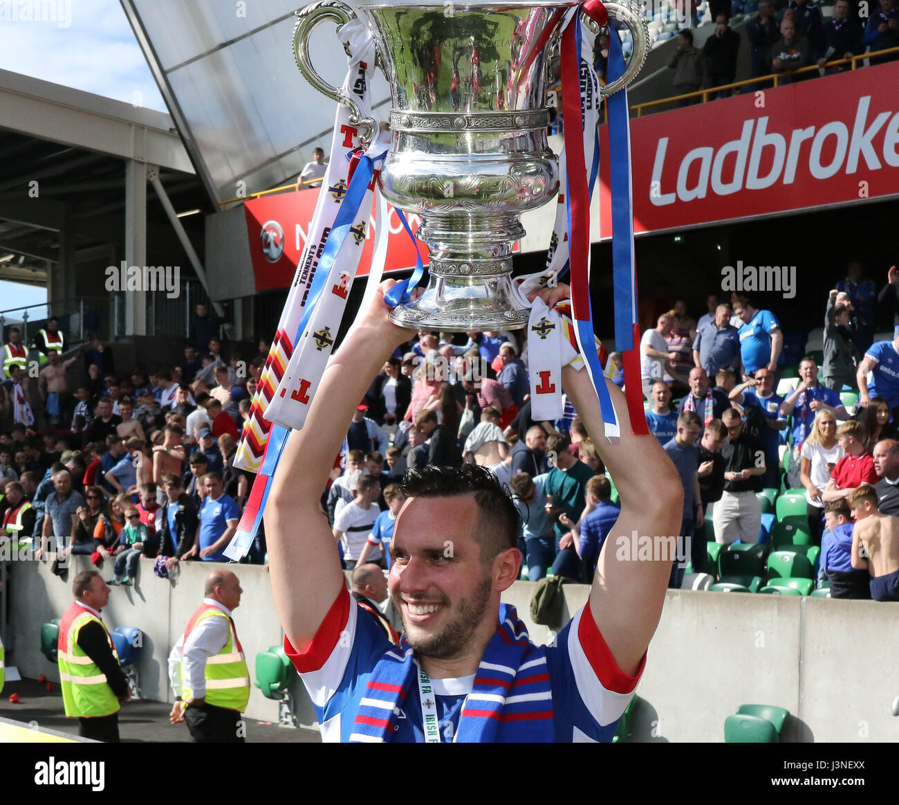 Andrew waterworth tennents irish cup -Fotos und -Bildmaterial in hoher ...