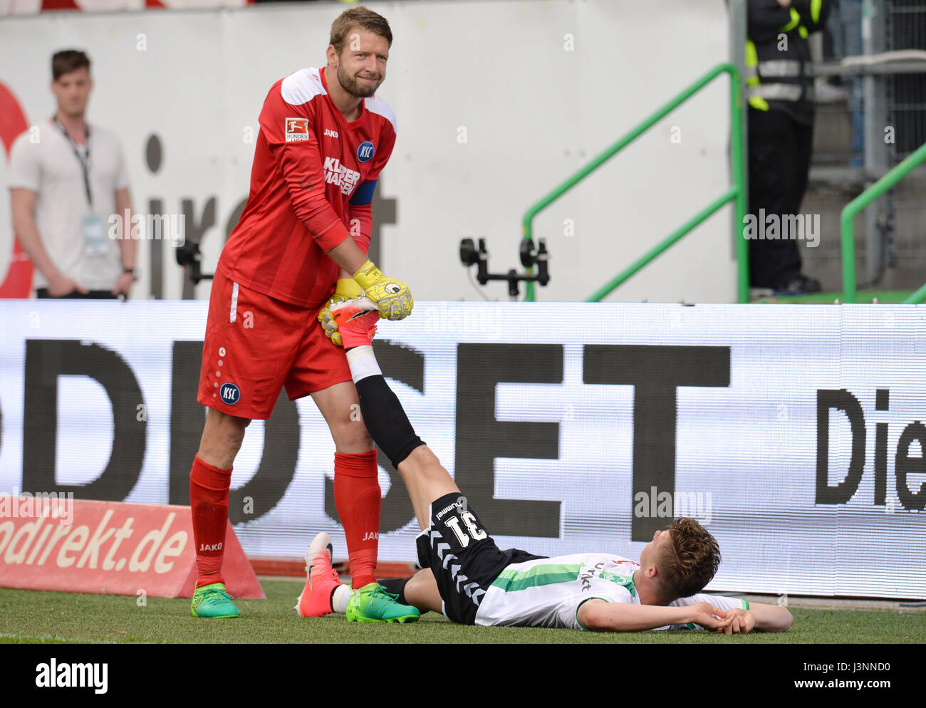 Fürth, Deutschland. 7. Mai 2017. Karlsruhes Dirk Orlishausen hilft aus ...
