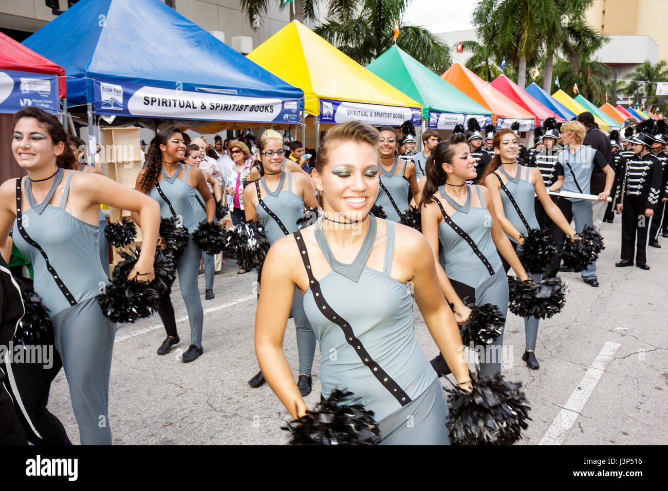 Kinder marschieren in einer parade -Fotos und -Bildmaterial in hoher ...