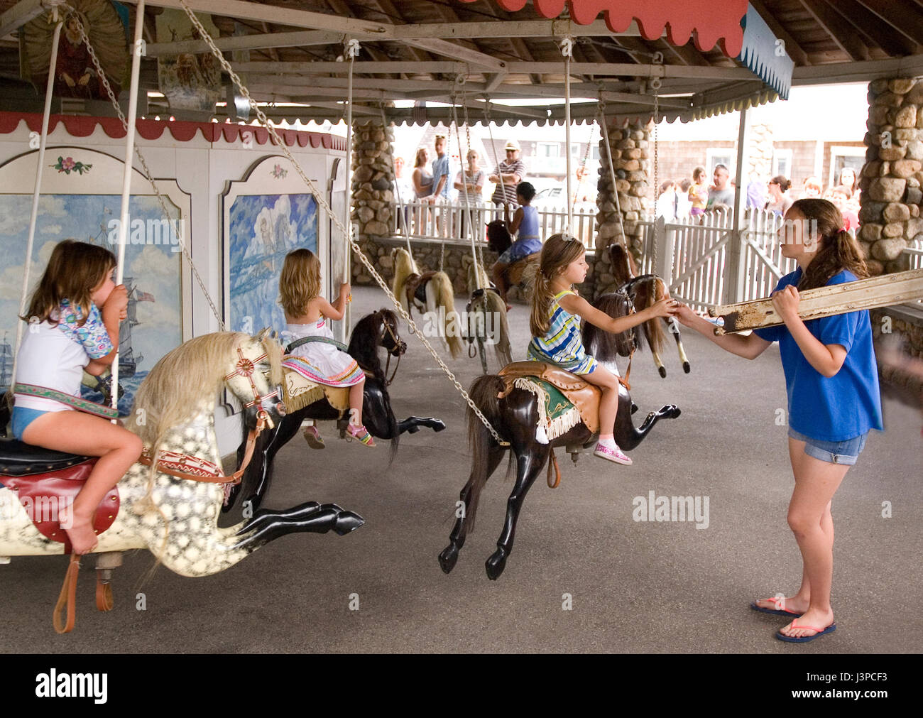 Kinder reiten karussell -Fotos und -Bildmaterial in hoher Auflösung – Alamy