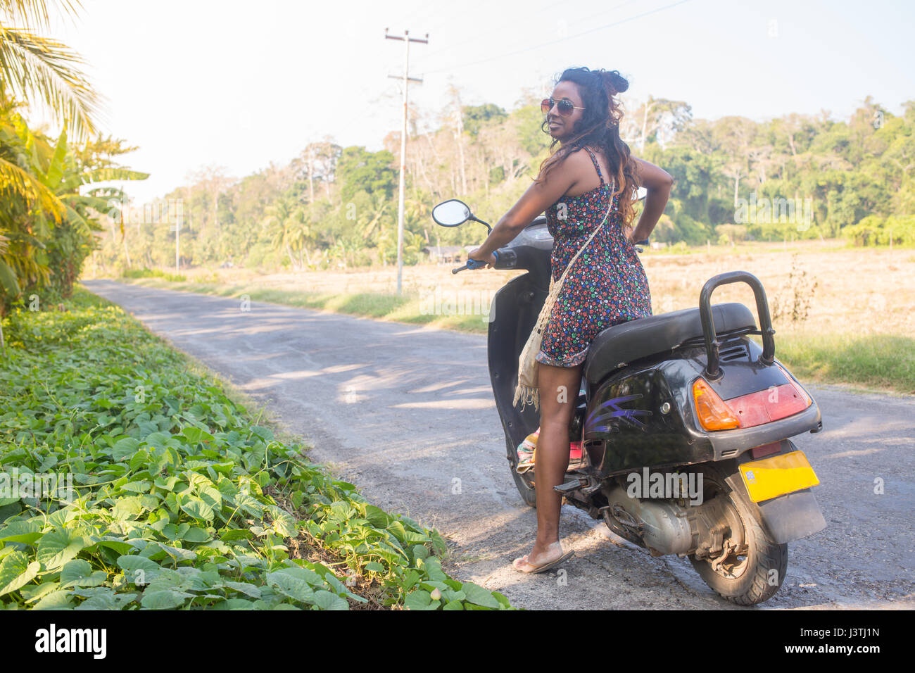 Mädchen Motorrad Fahren Stockfotos und -bilder Kaufen - Alamy