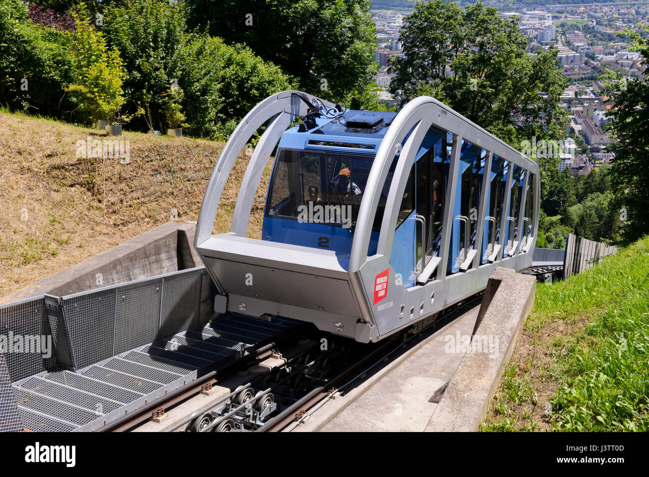 Eine Standseilbahn, die Annäherung an der Seilbahn-Station Hungerburg ...