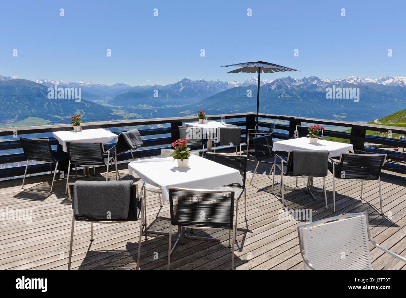 Tische und Stühle mit Panoramablick auf die Berge an der Cable Car ...
